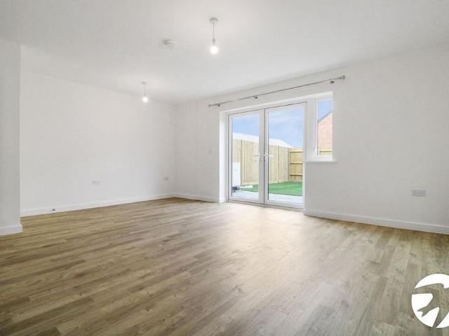 3 bedroom end of terrace house to rent