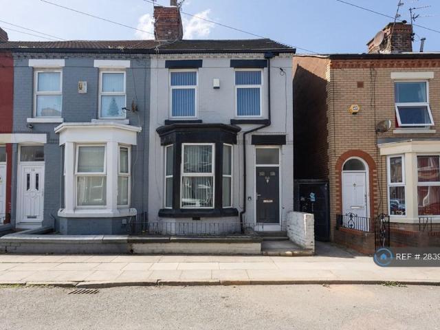3 bedroom end of terrace house to rent