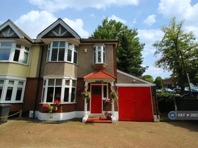3 bedroom end of terrace house to rent