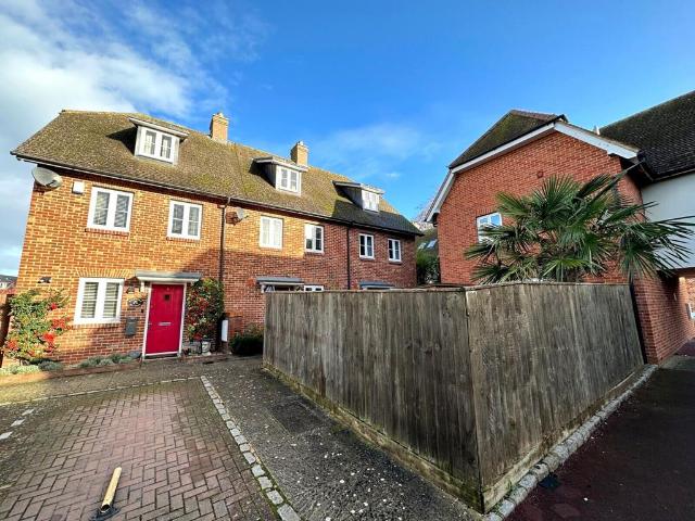 3 bedroom end of terrace house to rent
