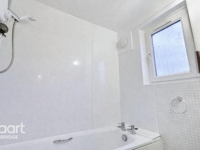 3 bedroom end of terrace house to rent