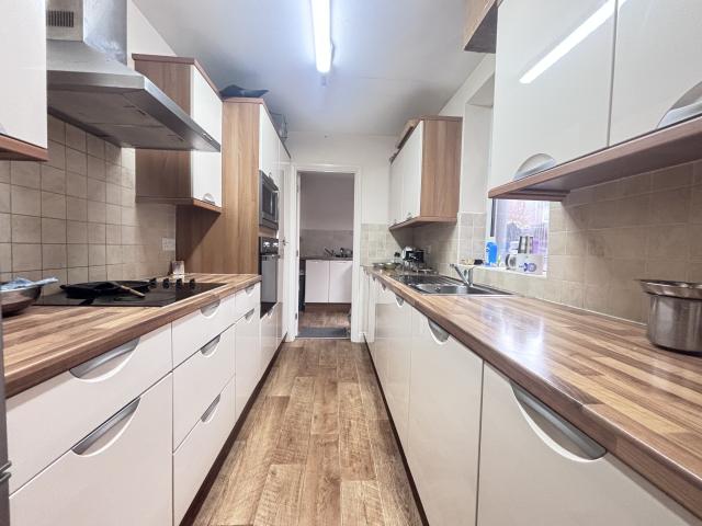 3 bedroom end of terrace house to rent