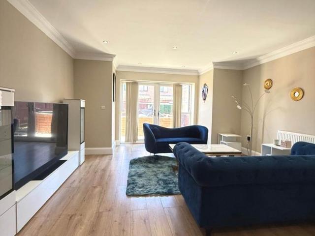 3 bedroom end of terrace house to rent