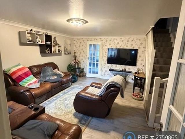 3 bedroom end of terrace house to rent