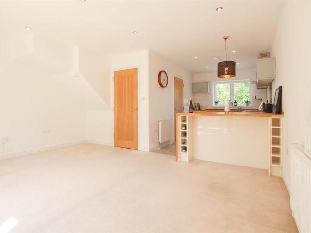 3 bedroom end of terrace house to rent