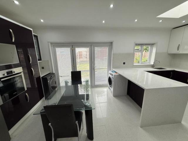 3 bedroom end of terrace house to rent