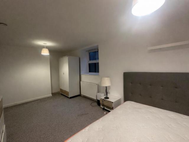 3 bedroom end of terrace house to rent