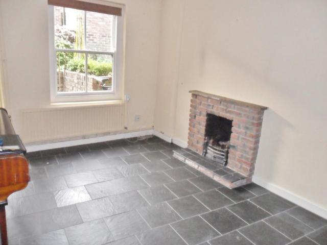 3 bedroom end of terrace house to rent