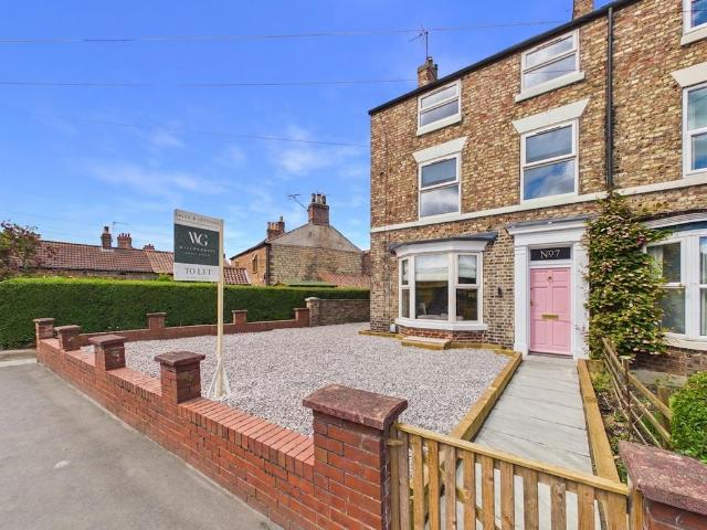 3 bedroom end of terrace house to rent