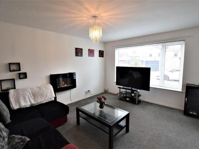3 bedroom end of terrace house to rent