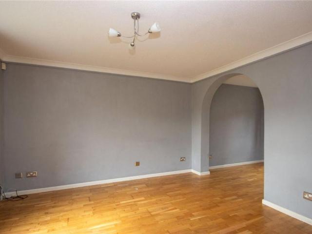 3 bedroom end of terrace house to rent