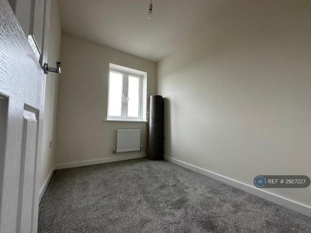 3 bedroom end of terrace house to rent