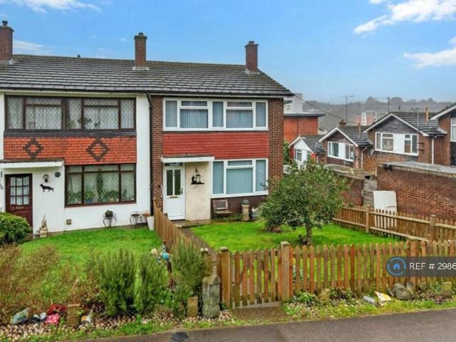3 bedroom end of terrace house to rent
