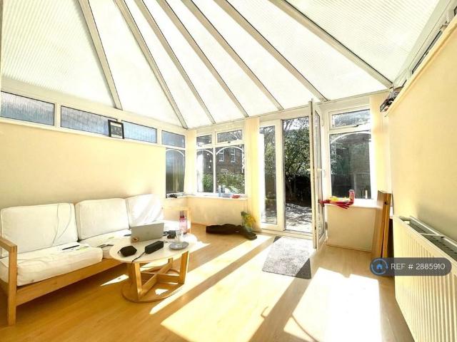 3 bedroom end of terrace house to rent