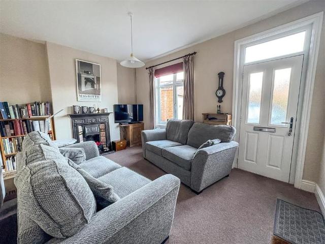 3 bedroom end of terrace house to rent