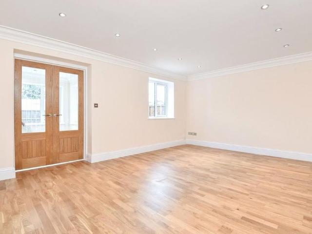 3 bedroom end of terrace house to rent