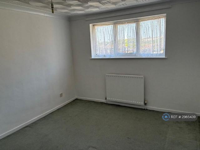 3 bedroom end of terrace house to rent
