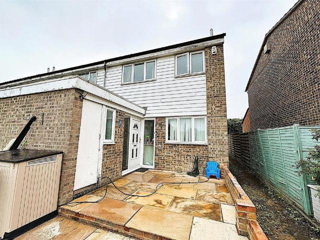 3 bedroom end of terrace house to rent