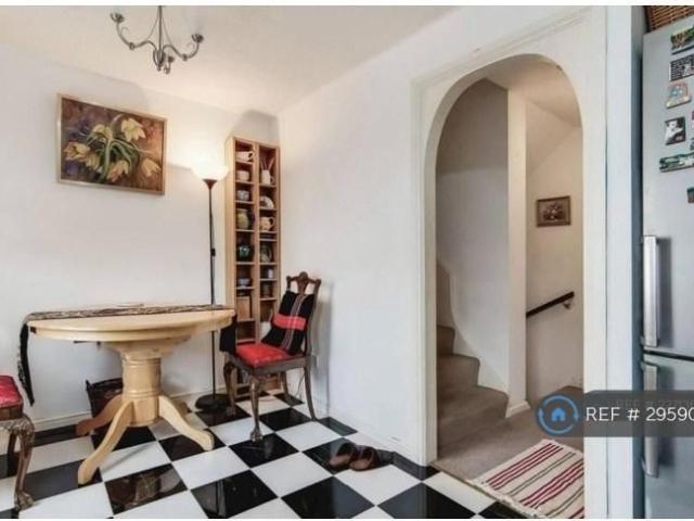 3 bedroom end of terrace house to rent