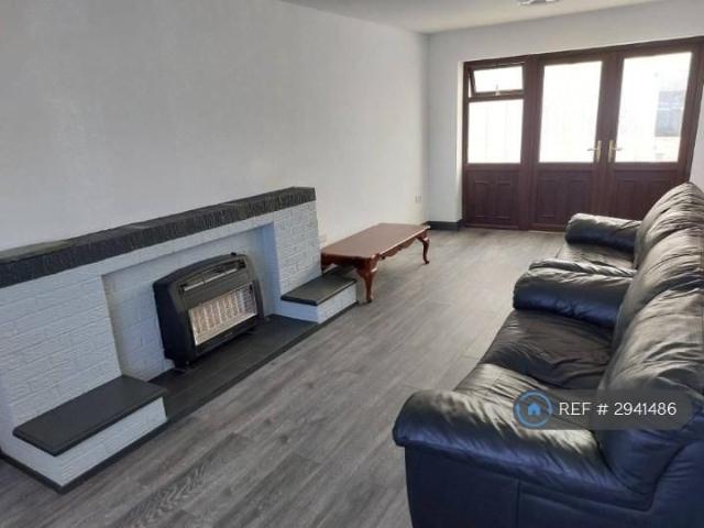 3 bedroom end of terrace house to rent