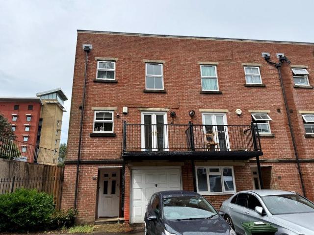 3 bedroom end of terrace house to rent