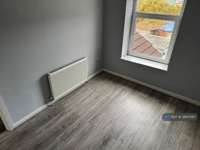 3 bedroom end of terrace house to rent