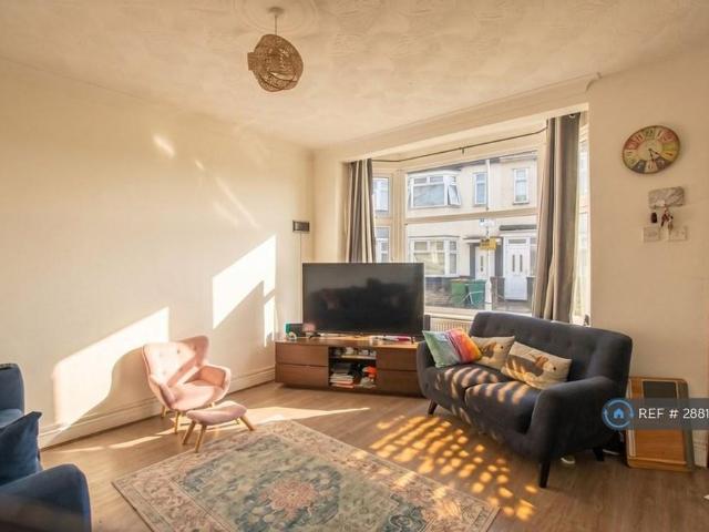 3 bedroom end of terrace house to rent