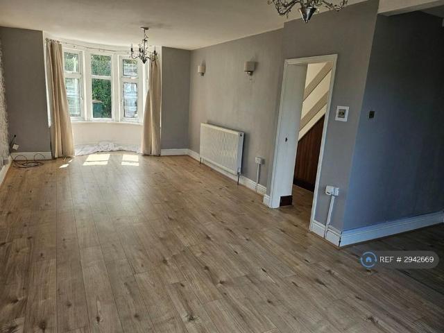 3 bedroom end of terrace house to rent
