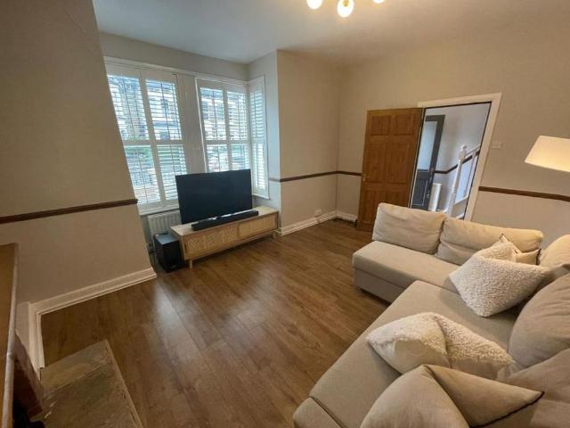 3 bedroom end of terrace house to rent