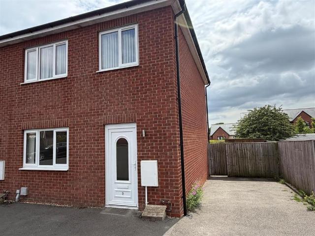 3 bedroom end of terrace house to rent