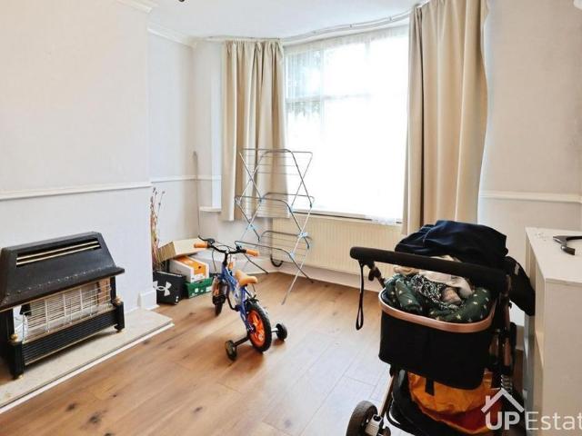 3 bedroom end of terrace house to rent
