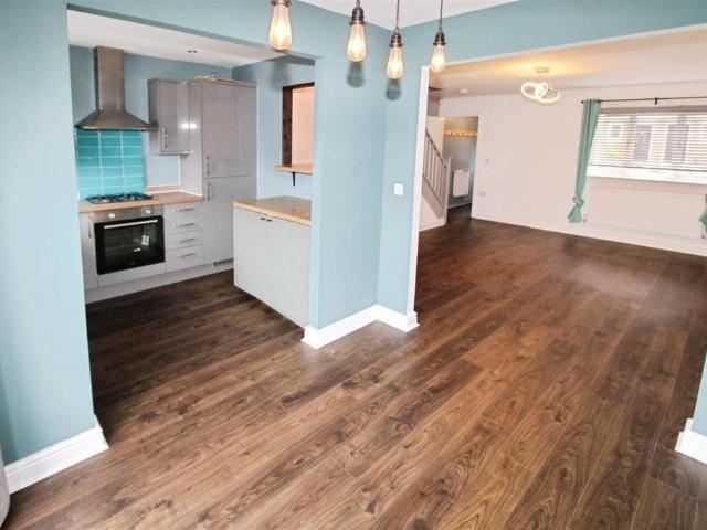 3 bedroom end of terrace house to rent