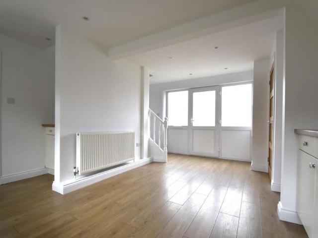 3 bedroom end of terrace house to rent