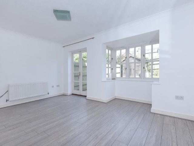 3 bedroom end of terrace house to rent