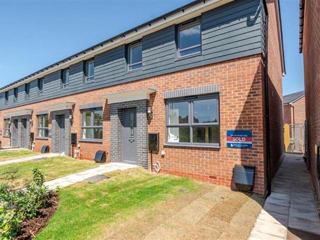 3 bedroom end of terrace house to rent