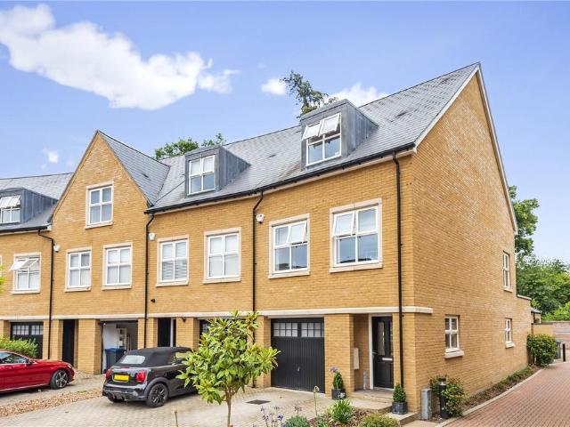 3 bedroom end of terrace house to rent