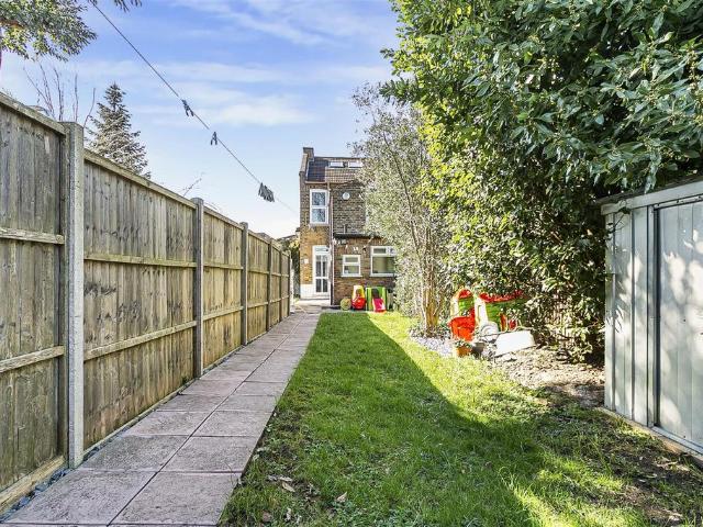 3 bedroom end of terrace house to rent