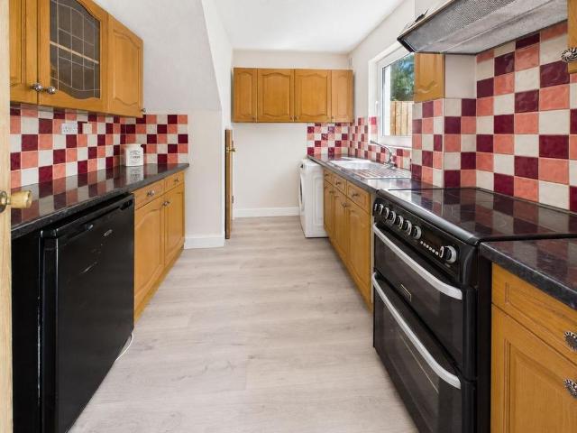 3 bedroom end of terrace house to rent
