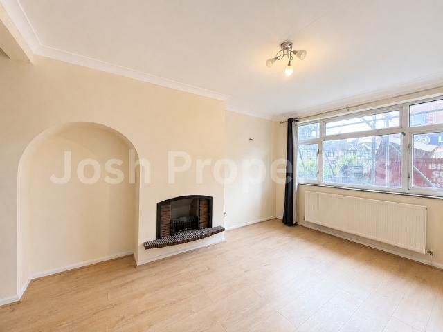 3 bedroom end of terrace house to rent