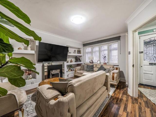 3 bedroom end of terrace house to rent