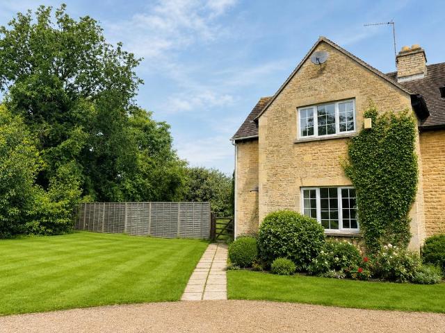 3 bedroom end of terrace house to rent