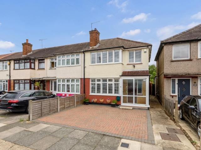 3 bedroom end of terrace house to rent