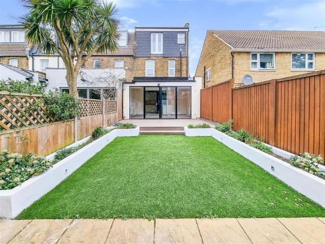 3 bedroom end of terrace house to rent