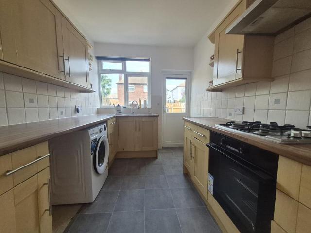 3 bedroom end of terrace house to rent