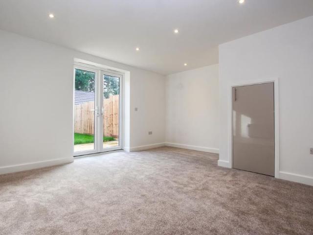 3 bedroom end of terrace house to rent