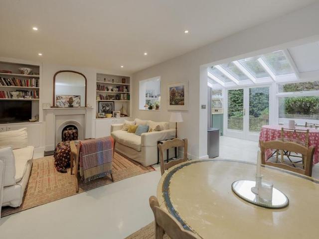 3 bedroom end of terrace house to rent