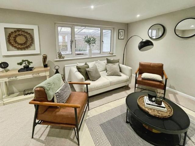 3 bedroom end of terrace house to rent