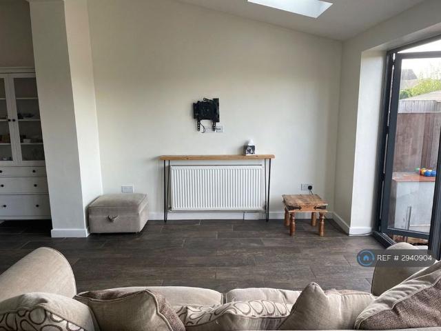 3 bedroom end of terrace house to rent
