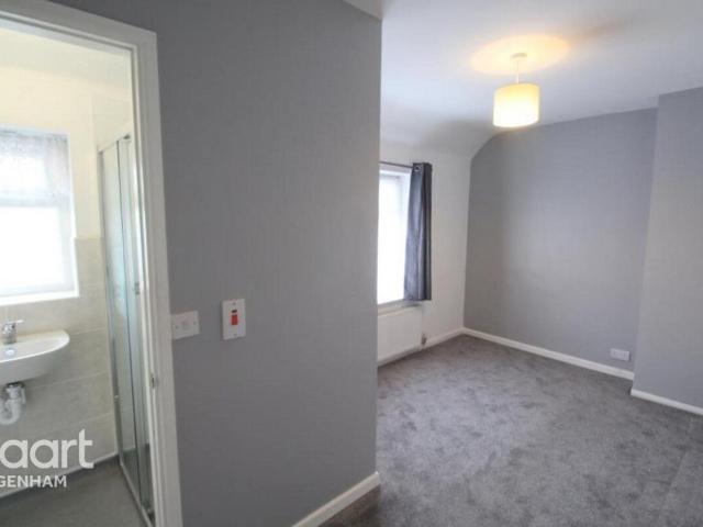 3 bedroom end of terrace house to rent