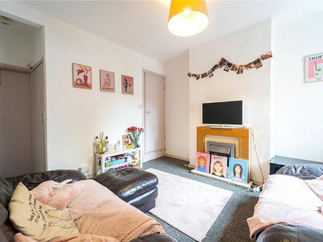 3 bedroom end of terrace house to rent